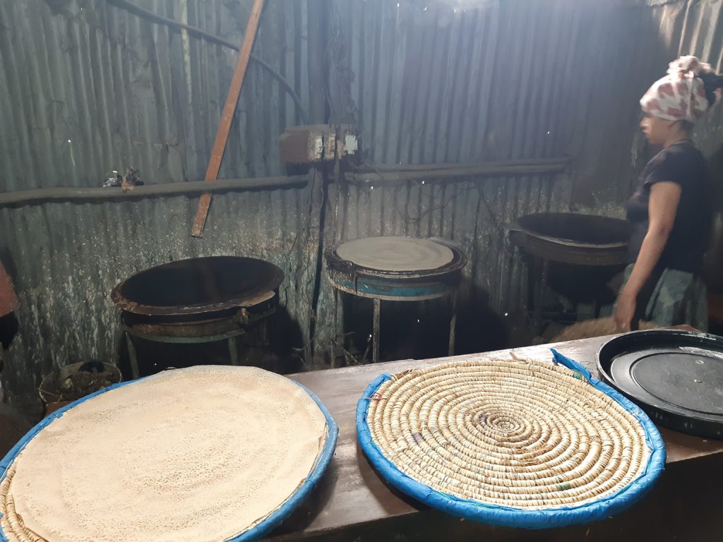 አጸደ፣ ነሲባ እና ጓደኞቻቸው የእንጀራ መጋገር ሥራ – Kefta